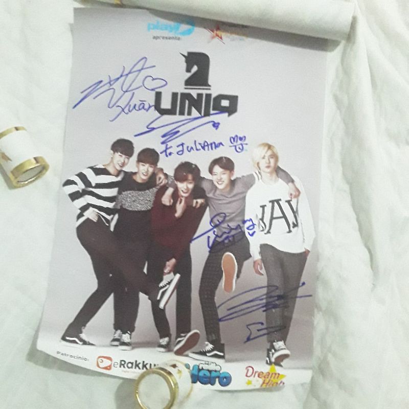 Poster UNIQ autografado KPOP | Shopee Brasil