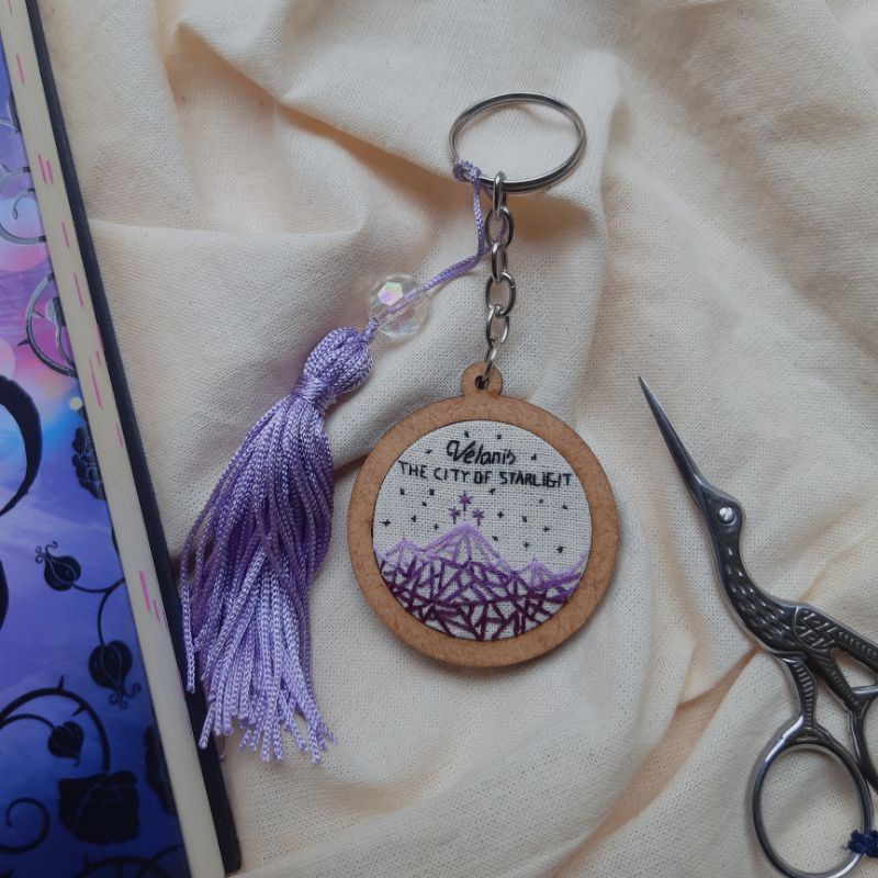 Chaveiro bordado - ACOTAR | Shopee Brasil