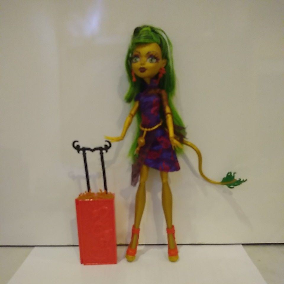 Boneca Monsters high Gina Firecom mala | Shopee Brasil