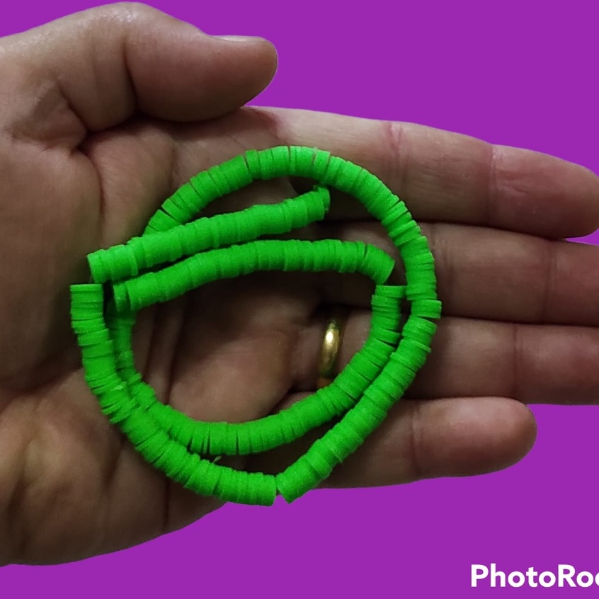entremeio fimo disco verde neon - 6 mm com Furo - fio de 40 cm ...