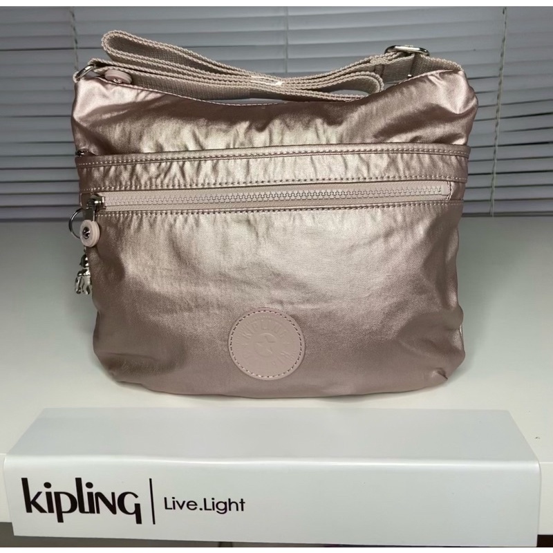 Bolsa Kipling Arto Rose Metallic original | Shopee Brasil