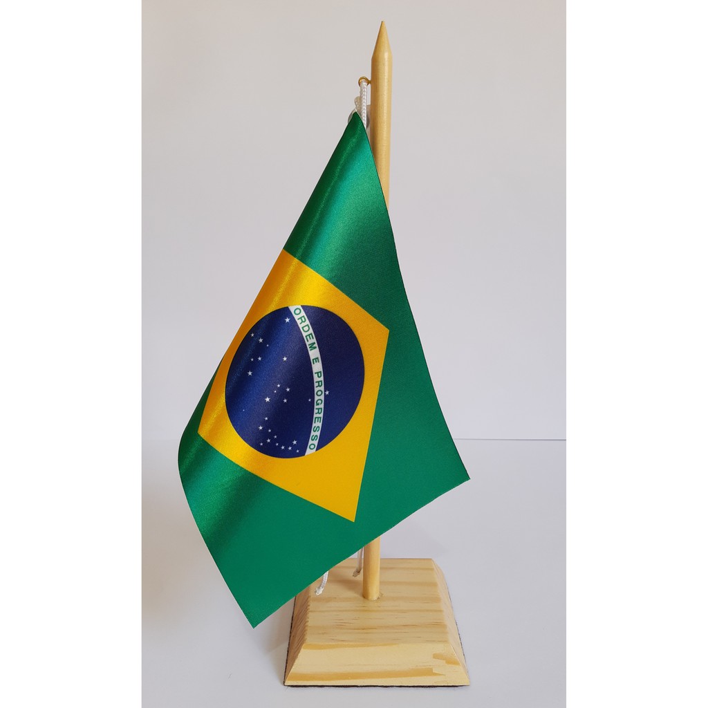 Bandeira De Mesa Do Brasil Super Luxo com Base e Mastro em Madeira | Shopee Brasil