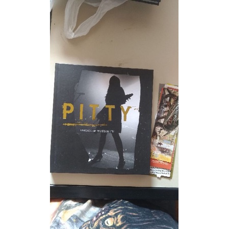 Livro Pitty capa dura | Shopee Brasil