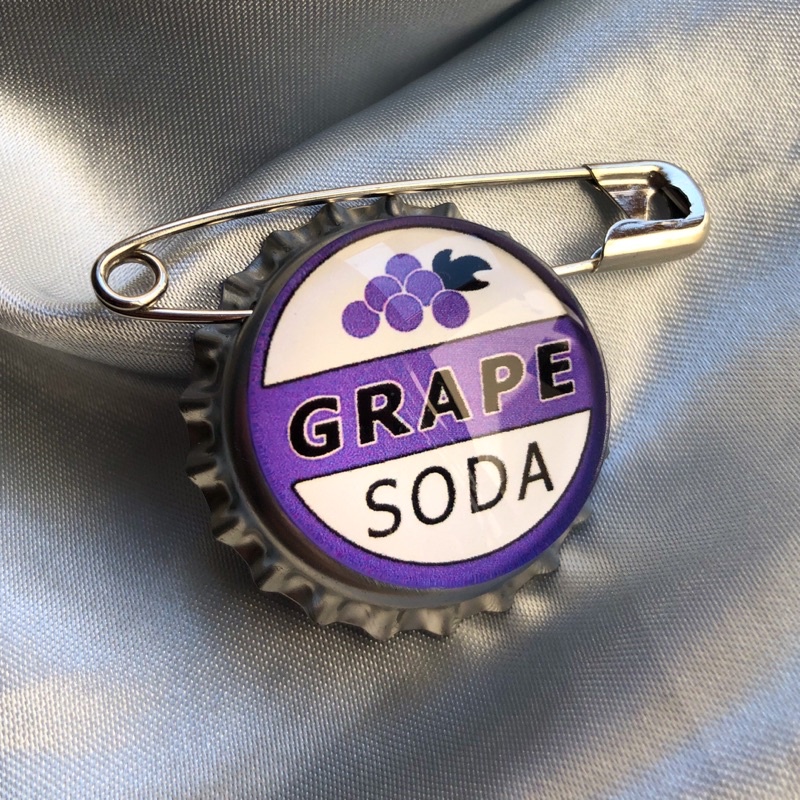 Broche Grape Soda - Up Altas Aventuras | Disney Pixar Ellie Badge tampinha de suco de uva cap ...