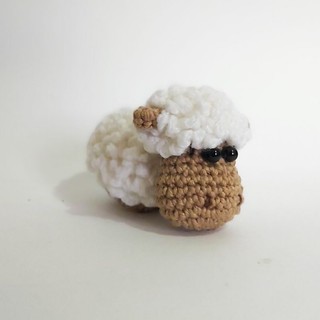 Mini Ovelha Amigurumi para mobile/lembrancinha/chaveiro/enfeite/porta ...