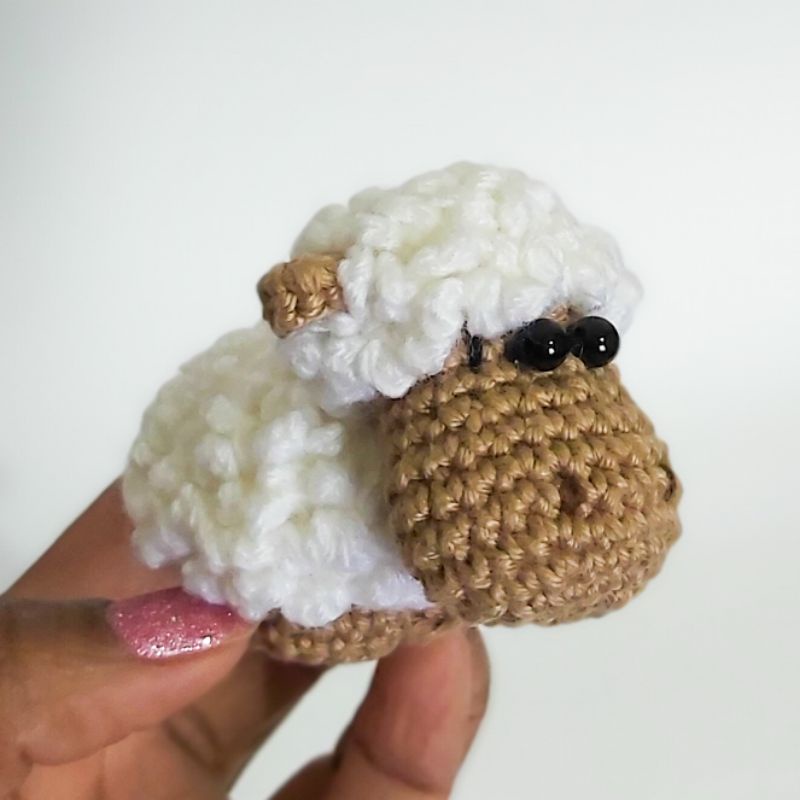 Mini Ovelha Amigurumi para mobile/lembrancinha/chaveiro/enfeite/porta ...