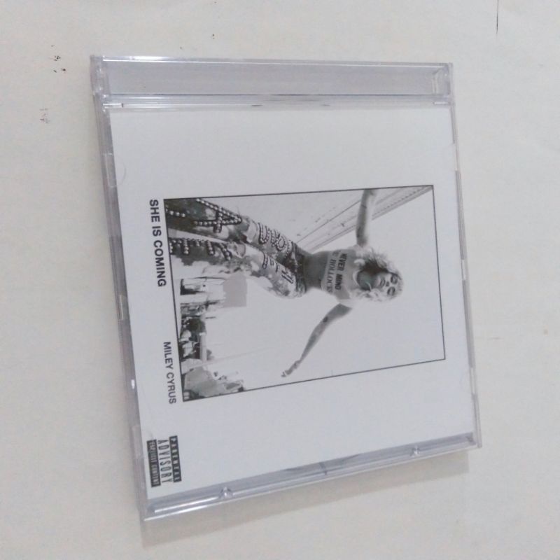 CD Miley Cyrus - She Is Coming | Shopee Brasil