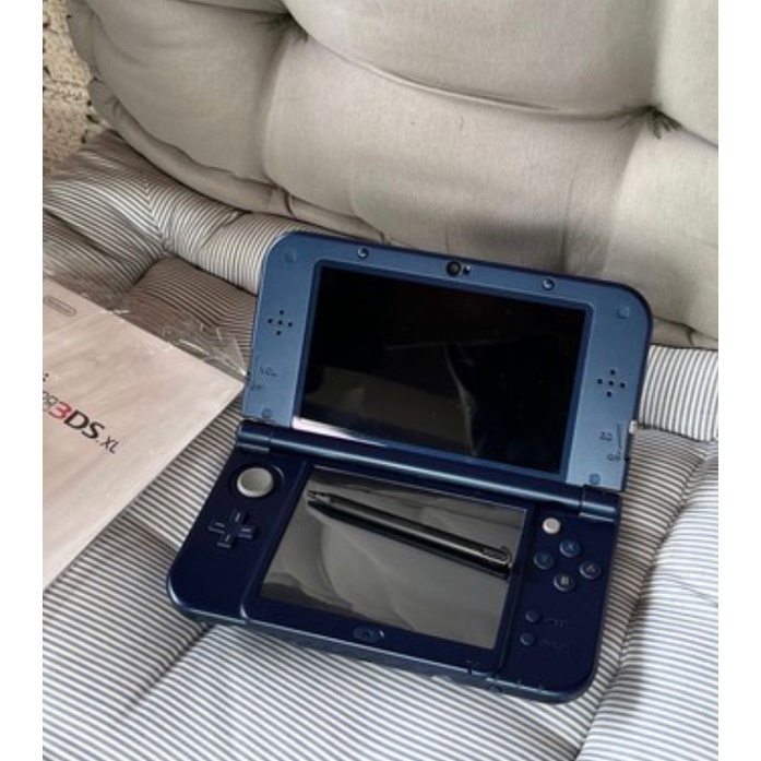 New Nintendo 3DS XL Azul Metálico e jogo Pokémon sun - Desconto no Preço