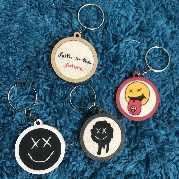 chaveiro bordado Louis Tomlinson smiley face FAITH IN THE FUTURE ...