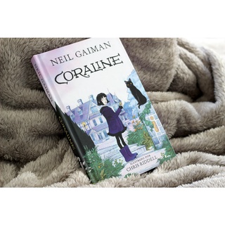 Livro Coraline Neil Gaim Ilustrado por Chris Riddell | Shopee Brasil