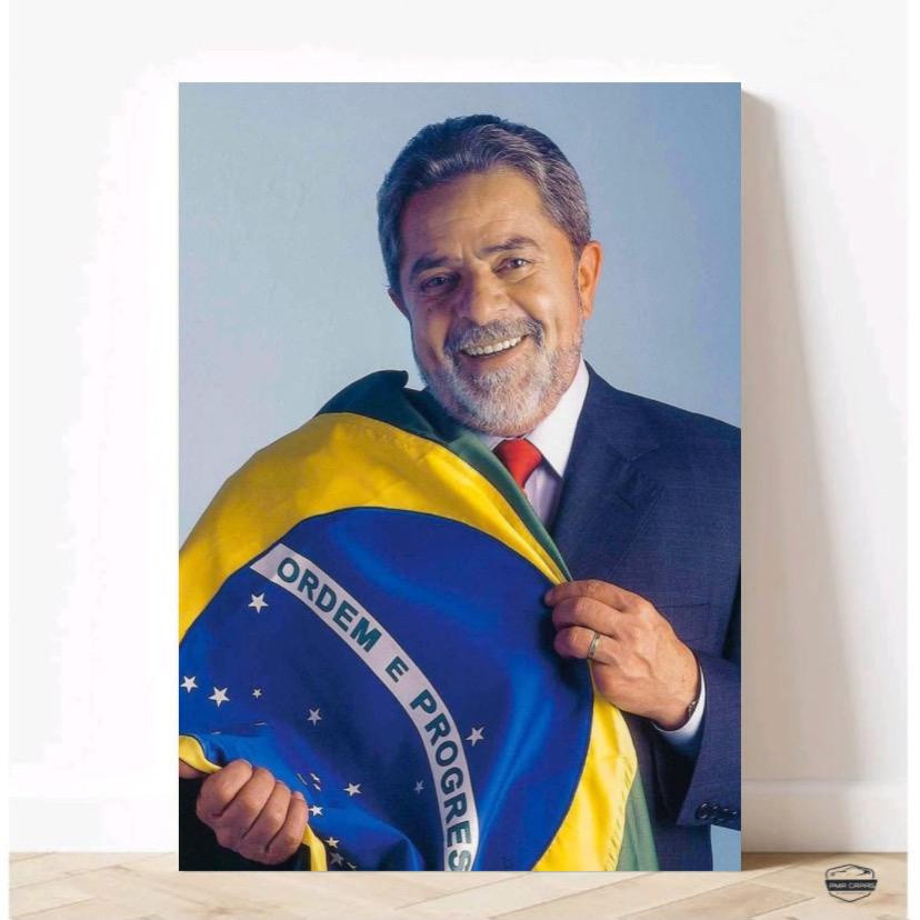 Plaquinha Lula Segurando a Bandeira do Brasil | Shopee Brasil