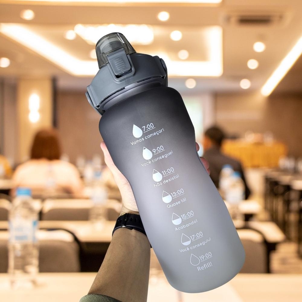 Garrafa Squeeze De Água Para Academia Fitness 2 Litros Garrafinha Sport ...