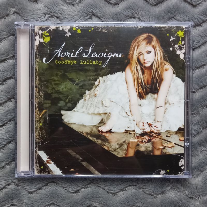 Avril Lavigne - CD Goodbye Lullaby | Shopee Brasil