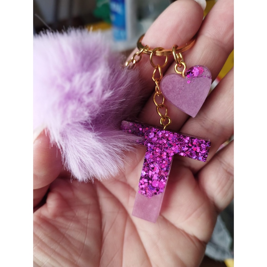 Chaveiro de resina letra "T" inicial nome | Shopee Brasil